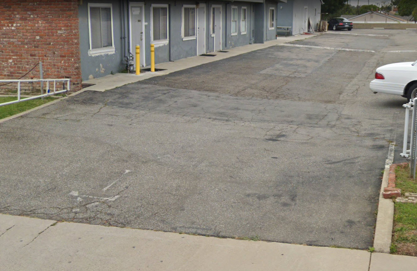 9 Signs That Your Establishment's Pavement Needs Asphalt Repair